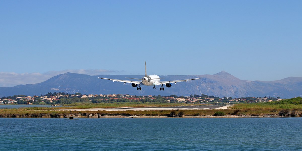 Κλειστό το αεροδρόμιο Κέρκυρας: πώς ταξιδεύω; | Ferryhopper